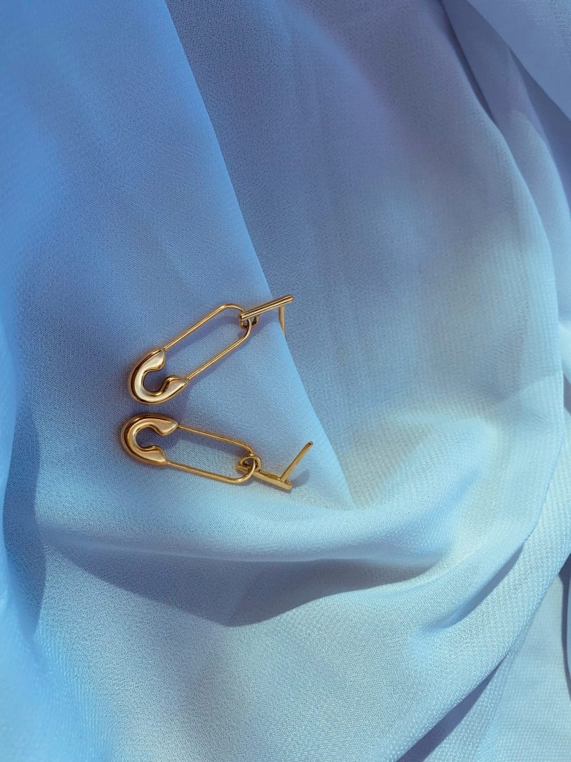 Safety pin earrings - Estrogine